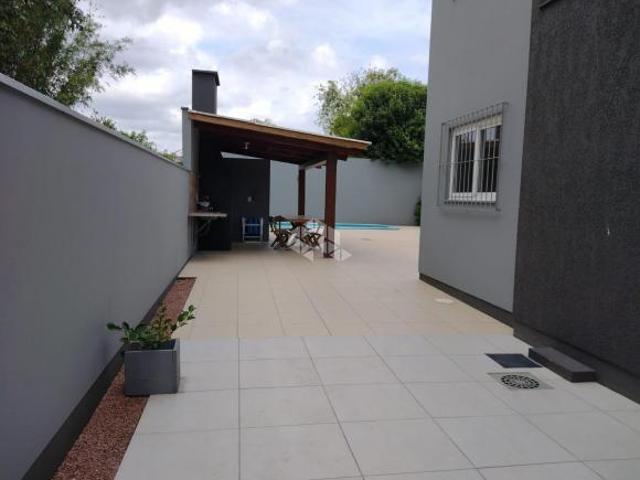 Sobrado com piscina, quiosque e casa auxiliar em amplo terreno de 500m²