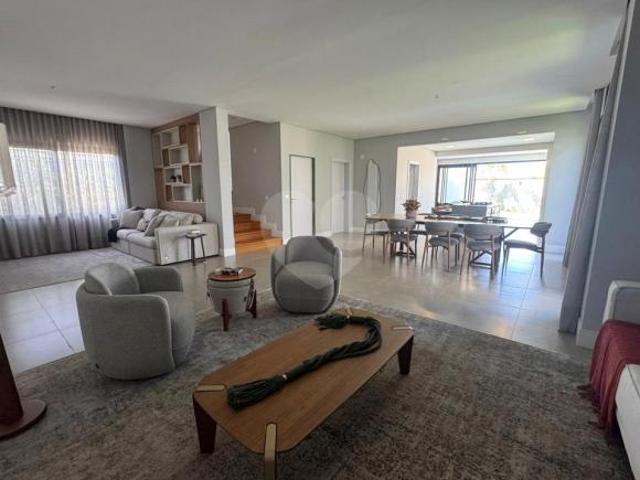 Sobrado com piscina, 4 suítes, sala ampla, quadras esportivas, box market e muito mais. Venha conhec