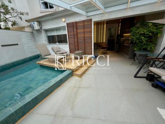 Sobrado com piscina