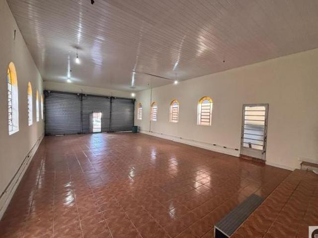 Sobrado com ponto comercial