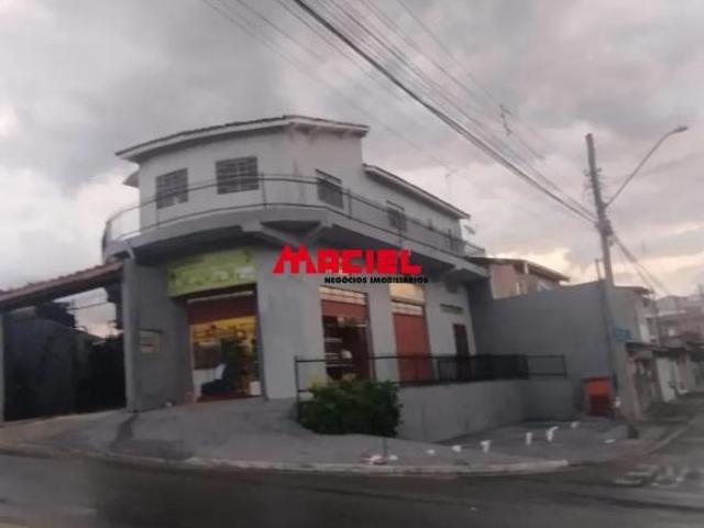 Sobrado com Ponto Comercial e Ampla Estrutura