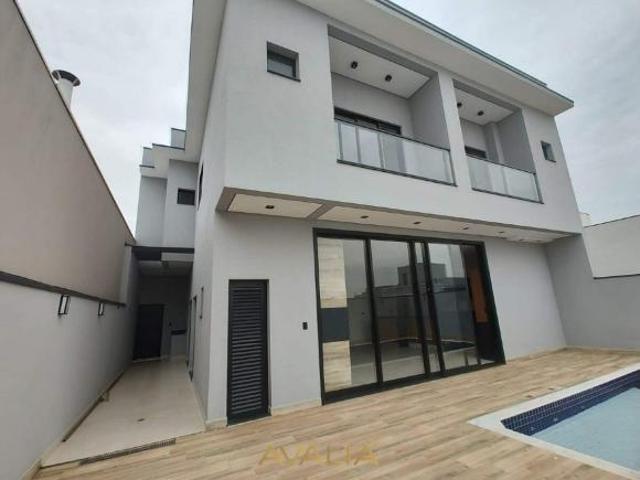Sobrado com quatro suites no Condomínio Maria José