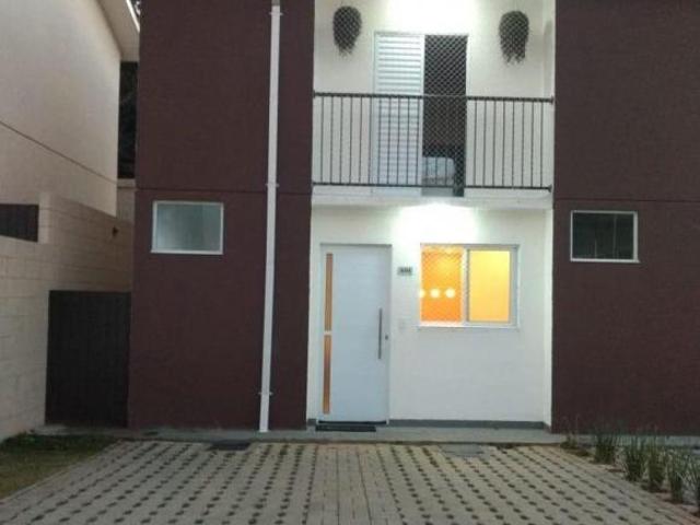 Sobrado com Quintal e Corredor Lateral no Condomínio Faggion