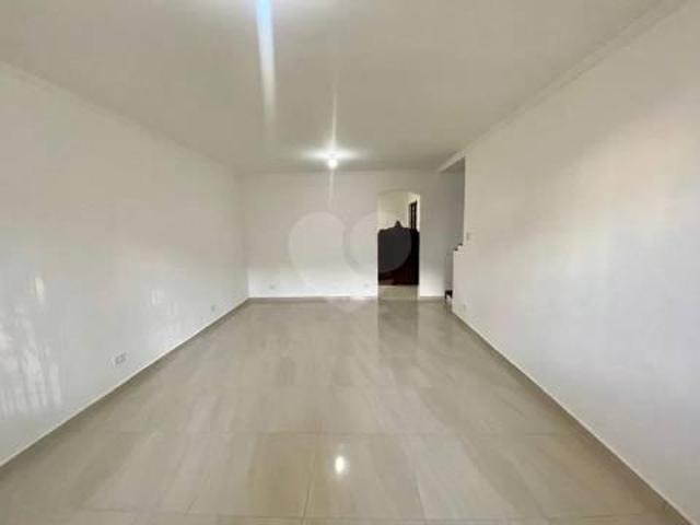 Sobrado com quintal e espaço churrasqueira, 3 quartos e 2 suítes na VILA MARIA!