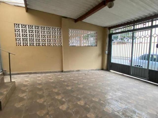 Sobrado com Quintal e Excelente Potencial | 2 Dorms | 2 Vagas