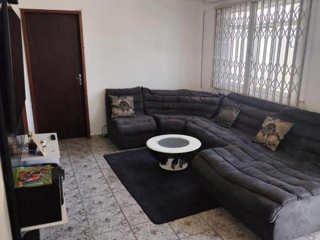 Sobrado com quintal espaçoso
