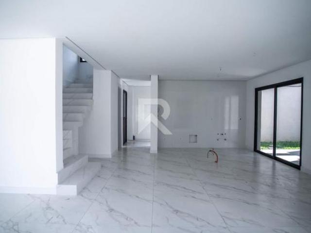 Sobrado com Quintal, 3 quartos 2 vagas à venda, 198 m² Mercês Curitiba/PR