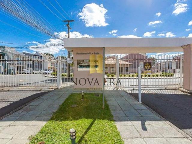 Sobrado com quintal, 3 quartos, 2 vagas, em condomínio no Pinheirinho