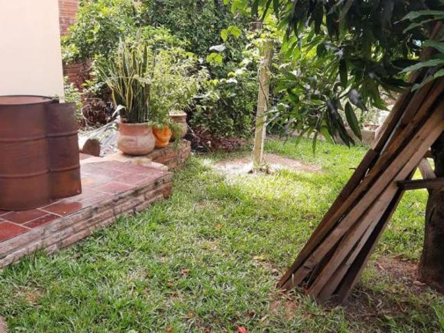 Sobrado com sala comercial