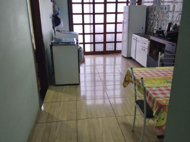 Sobrado com sala comercial