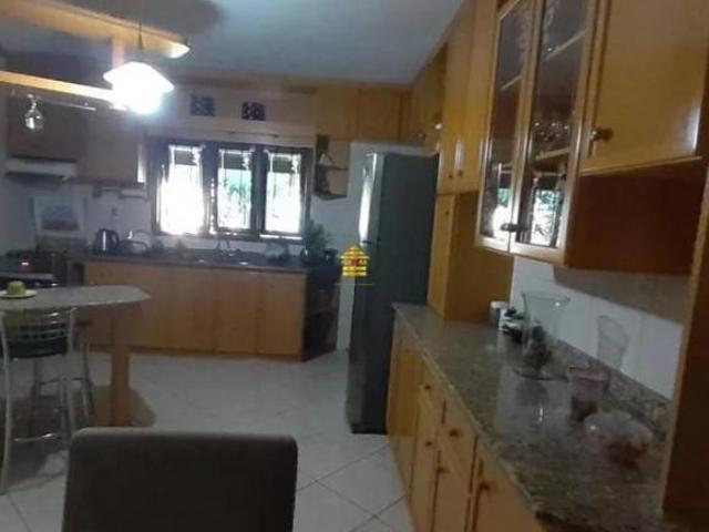 Sobrado com sala comercial na frente