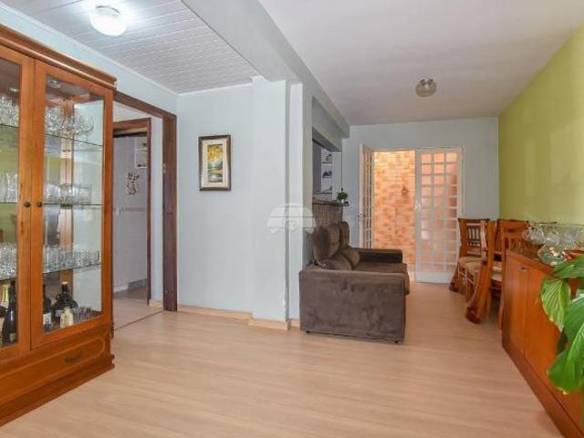 Sobrado com Suíte, 2 Quartos e Churrasqueira no Cajuru