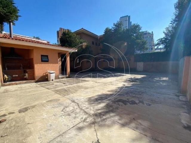 Sobrado comercial á venda com 7 vagas de garagem e 4 banheiros