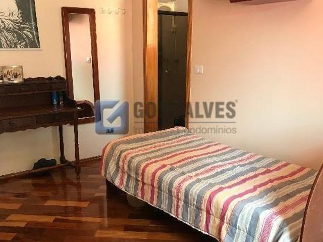 Sobrado Comercial à Venda em Alves Dias, SBC — 3 suítes, 6 vagas
