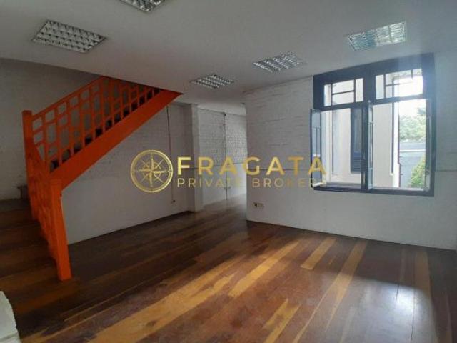 Sobrado comercial com 240 m² para venda ou locação em Santa Cecília/SP