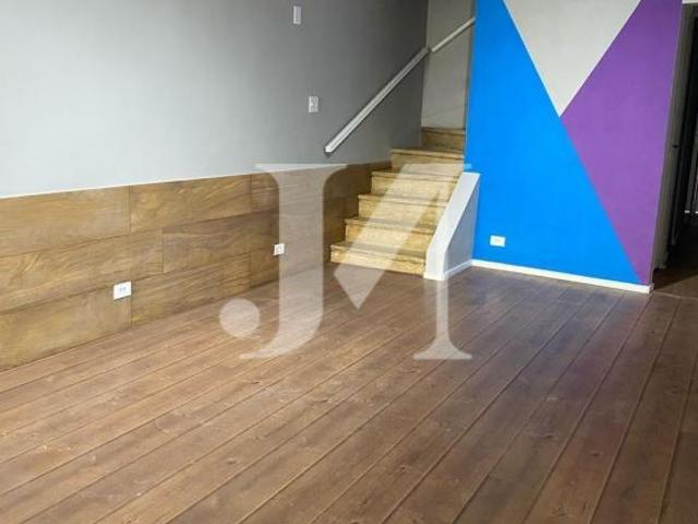 Sobrado comercial de 120m², 5 salas comerciais, 2 banheiros e 1 vaga de garagem no bairro Cidade Mãe