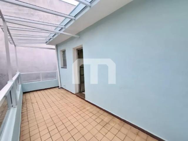 Sobrado comercial para locação, 2 quartos, sala, cozinha e quintal