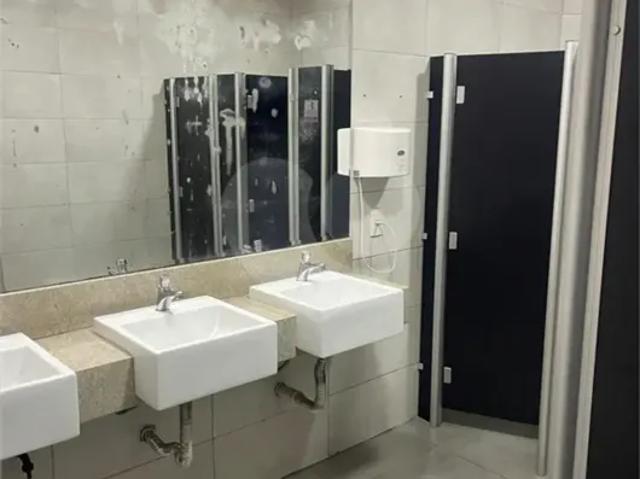 Sobrado Comercial para venda, possui 1334 metros quadrados com 8 Salas e 18 Vagas