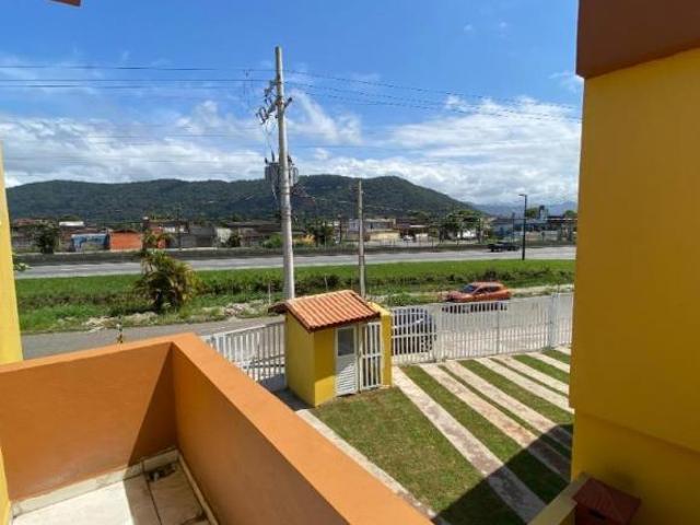 SOBRADO COMPLETO Á 450 METROS DO MAR