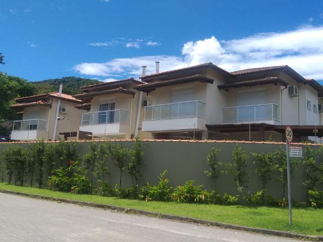 Sobrado condomínio 5 quartos, 4 suítes, 1 quarto no térreo, 6 banheiros, sala, cozinha, lavanderia, piscina e churrasqueira privada, 2 vaga