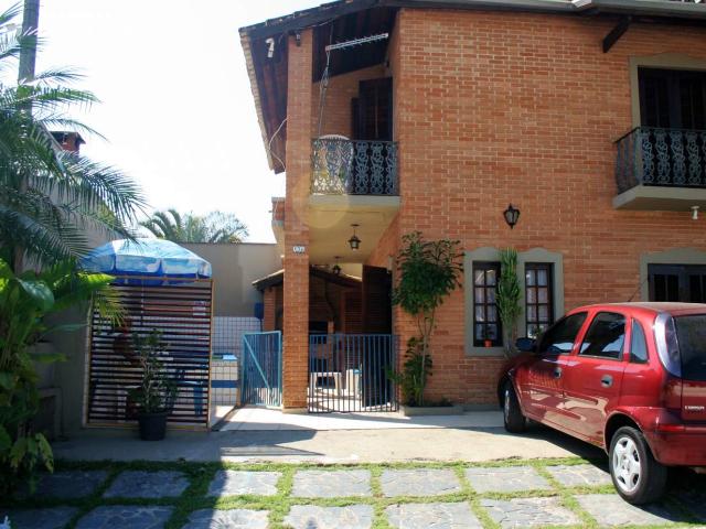 Sobrado c/piscina em Condomínio Fechado
