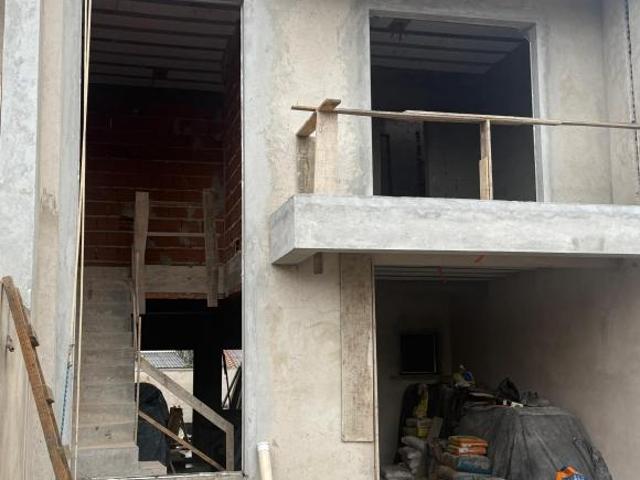 Sobrado Duplex em Pinhais – 3 Suítes, Jardim e 3 Vagas