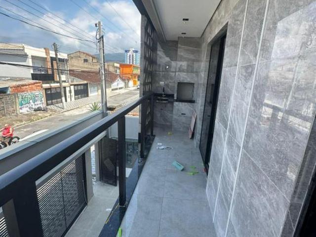 sobrado da frente em condomínio 02 dormitórios com sacada 300 m mar otimo valor