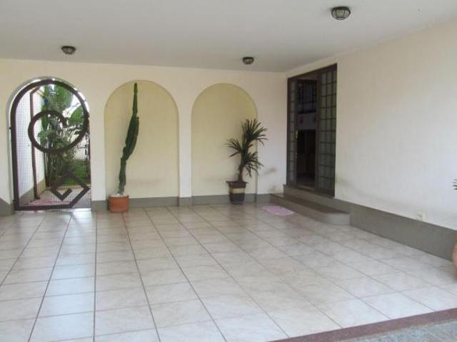 Sobrado de Alto Padrão na Vila Gardênia: Conforto e Vista para o Jardim