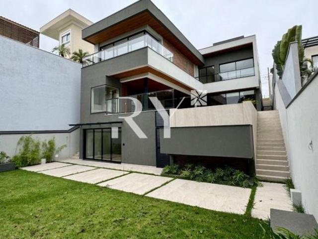 Sobrado de Alto Padrão no Montserrat Urbanova | 4 Suítes | Elevador | Piscina | Academia e SPA