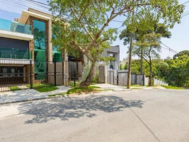 Sobrado de Alto Padrão no Abranches: 182m², Suíte Master e Terraço Gourmet!
