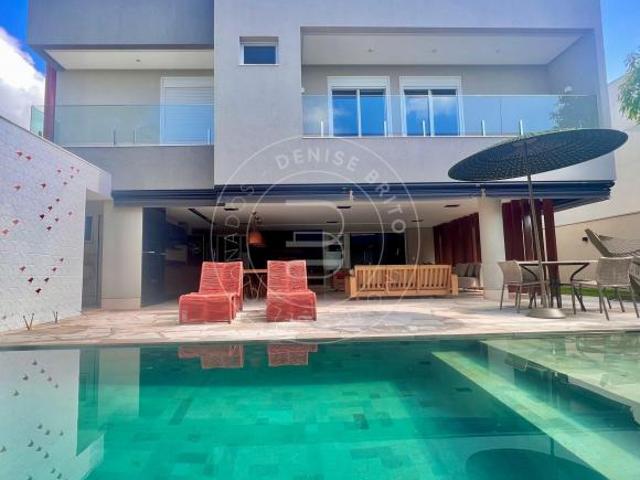 Sobrado de alto padrão no Alphaville Flamboyant com 4 suítes, lazer completo e pé direito duplo