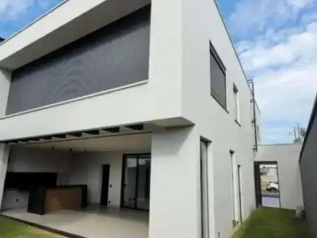 Sobrado de Alto Padrão no Condomínio Parqville Pinheiros Aparecida de Goiânia GO