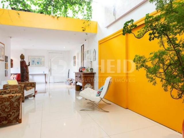 Sobrado de Alto Padrão à Venda 5 Suítes, 7 Banheiros, 400 m² R$ 5.000.000