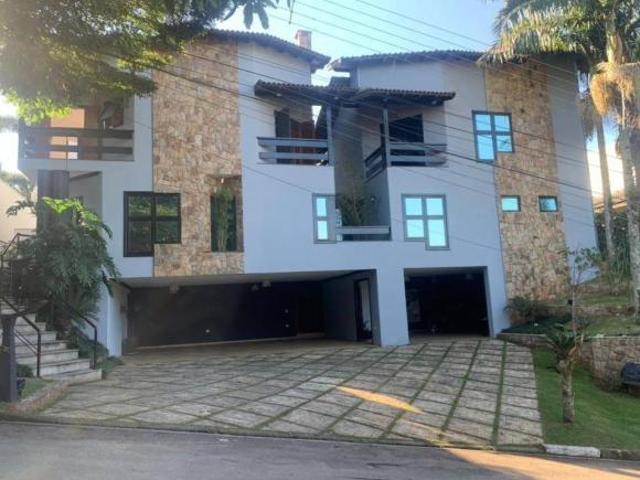SOBRADO DE ALTO PADRÃO À VENDA NO CONDOMÍNIO ARUJÁ V – OPORTUNIDADE IMPERDÍVEL PARA MORADIA OU INVES
