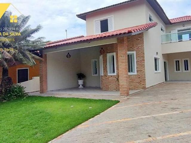 Sobrado de Alto Padrão à Venda no Condomínio Bougainvillée III com Piscina