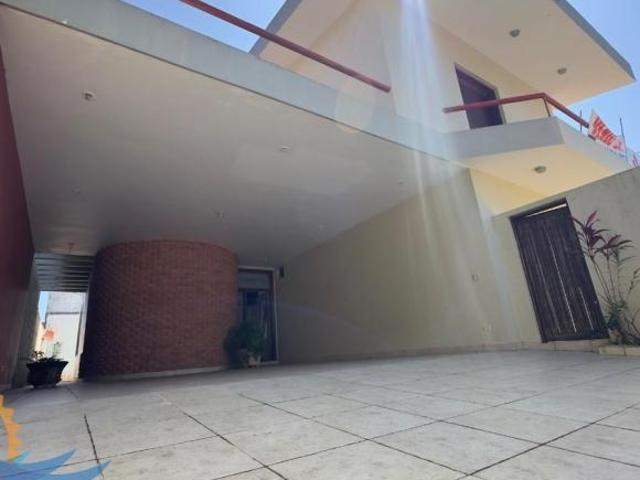 Sobrado de alto padrão à venda no Centro de Itanhaém | 4 suítes, piscina e a 100 metros da praia