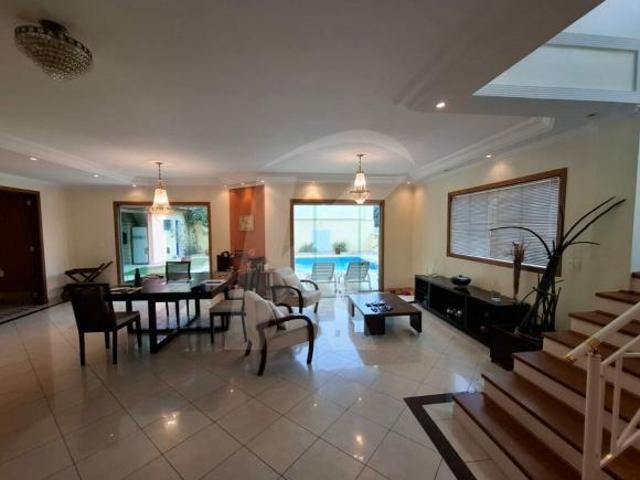 Sobrado de alto padrão com 450 m2, 4 suítes, 5 vagas e fino acabamento no Jardim Floresta