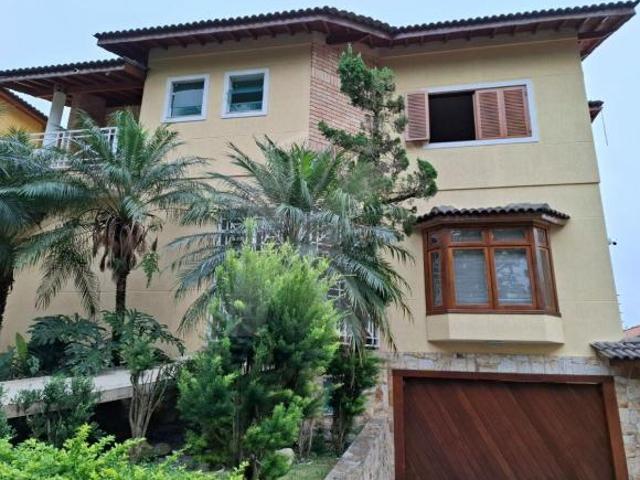 Sobrado de alto padrão com 450 m2, 4 suítes, 5 vagas e fino acabamento no Jardim Floresta