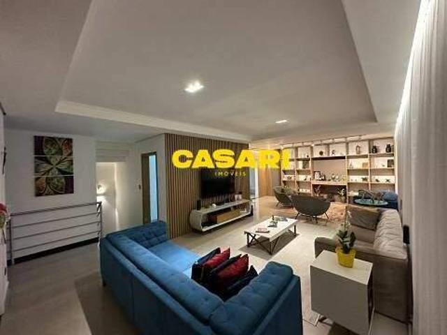 Sobrado de Alto Padrão com 4 Suítes e 364 metros, Espaço Gourmet e Piscina