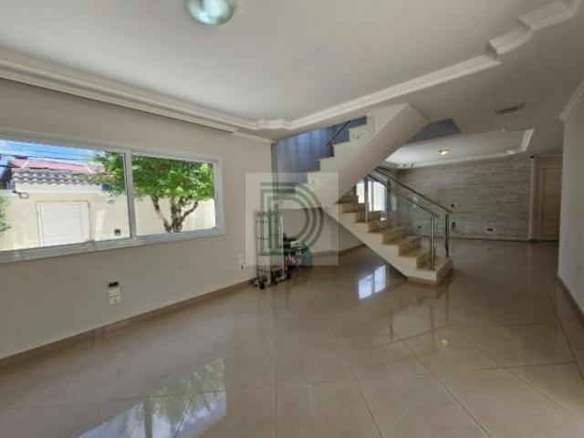 Sobrado de alto padrão com 4 suítes, piscina e 6 vagas 400 m²