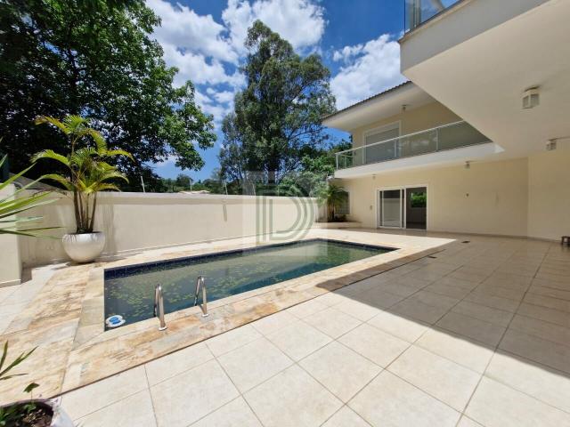 Sobrado de alto padrão com 4 suítes, piscina e 6 vagas 400 m²