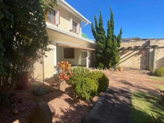 Sobrado de Alto Padrão com 5 Quartos 3 Suítes, Piscina e Quiosque Gourmet em Terreno de 1.225m²