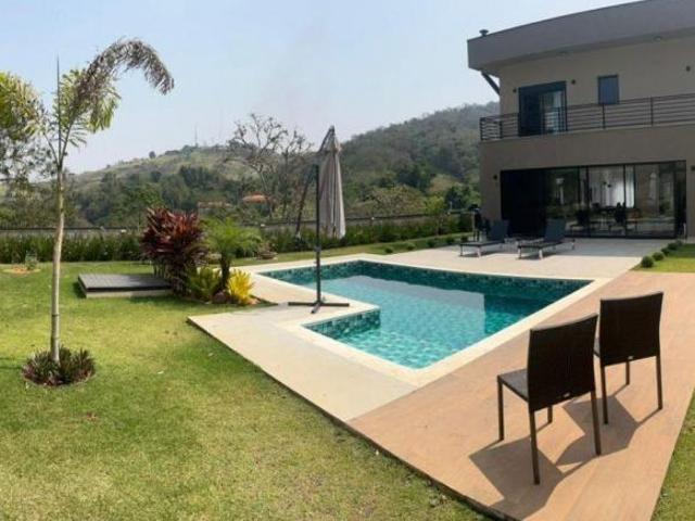 Sobrado de alto padrão com 600m², 4 suítes, 5 vagas e piscina Atibaia/SP