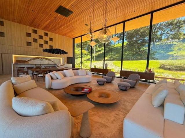 Sobrado de Alto Padrão com 04 suítes, 486m² à venda no Aldeia do Vale Goiânia GO