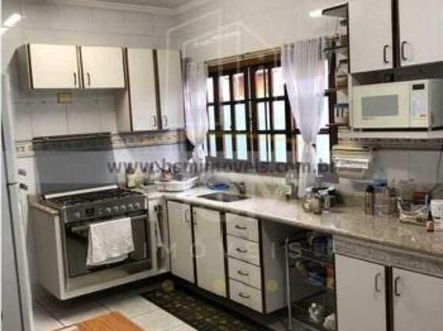 Sobrado de alto padrão com 394 m², 3 suítes e 6 vagas na melhor localização entr