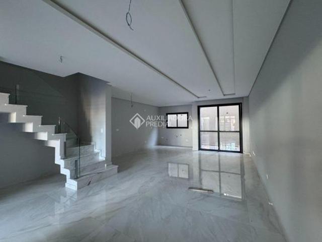 Sobrado de Alto Padrão com 3 Suítes e Terraço Exclusivo no Água Verde