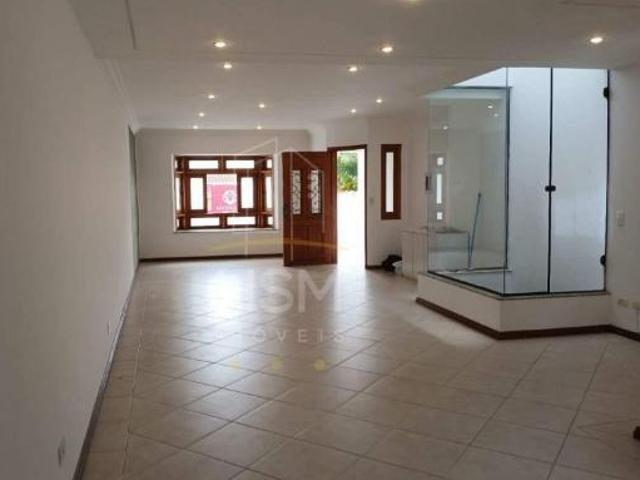Sobrado de Alto Padrão com 3 Suítes, Escritório e 6 Vagas no Nova Petrópolis – Versatilidade, Espaço