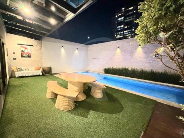 Sobrado de alto padrão com 3 suítes, escritório, 2 vagas, piscina de condomínio fechado em Santana