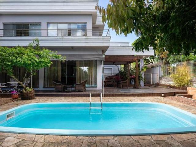 Sobrado de Alto Padrão com Piscina Aquecida e Espaço Comercial Independente