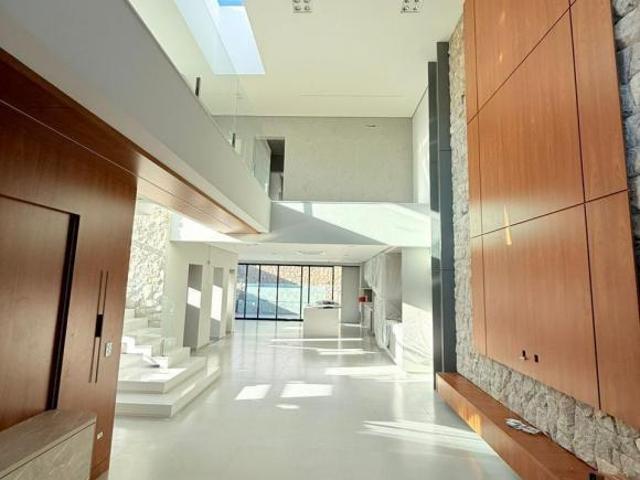 Sobrado de Alto Padrão com Piscina de Borda Infinita e Vista para o